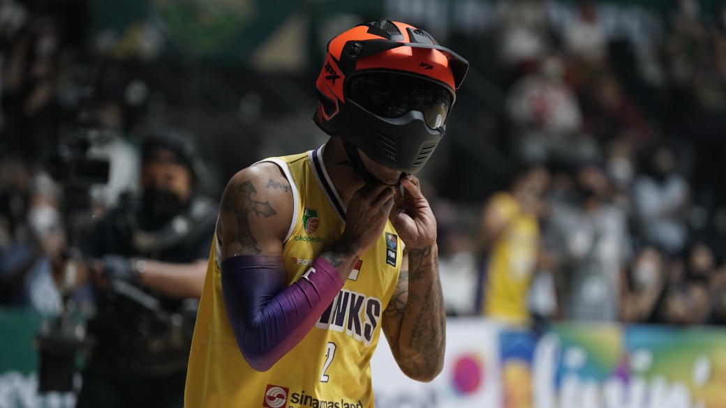 Dengan Helm di Kepala, Jarron Crump Memukau Hall Basket - IBL