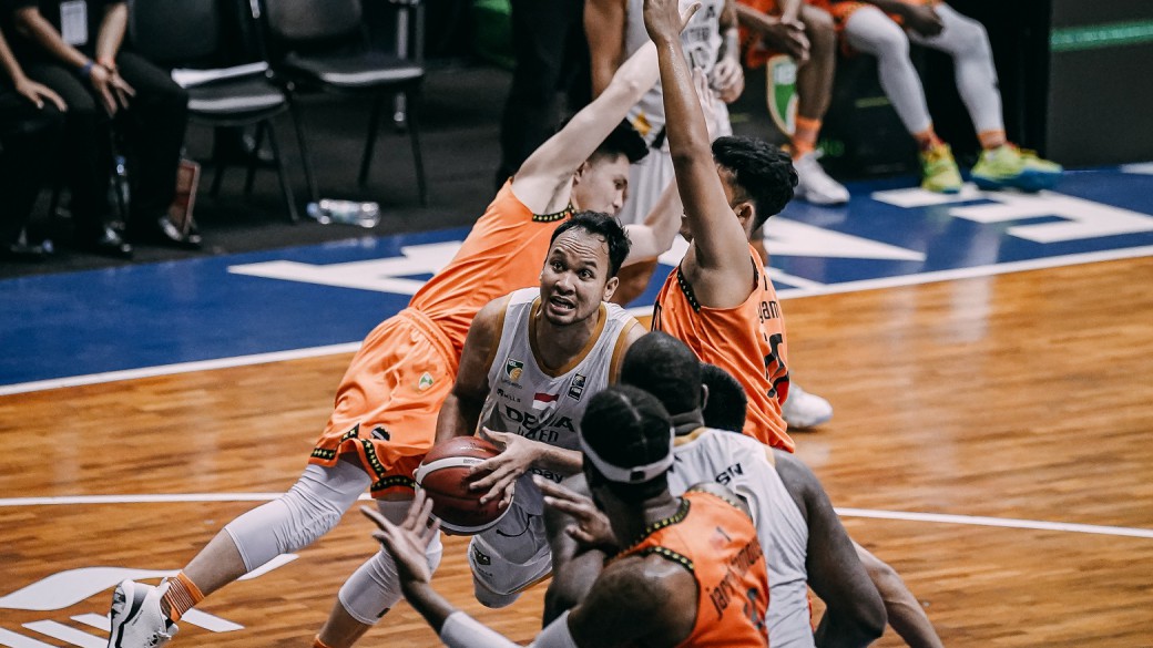 Sengit di Babak Pertama, Dewa United Unggul Empat Angka Dari Mountain ...