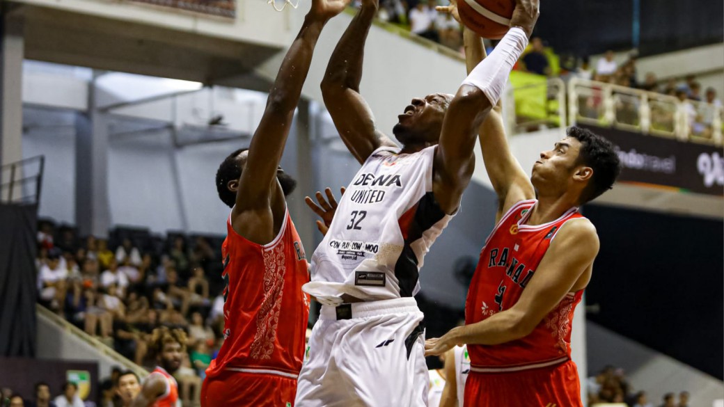 Lester Prosper Membuat Pertahanan Dewa United Makin Sulit Ditembus - IBL