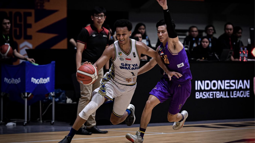 Pertarungan Sengit Hawks dan Satya Wacana di First-Half - IBL