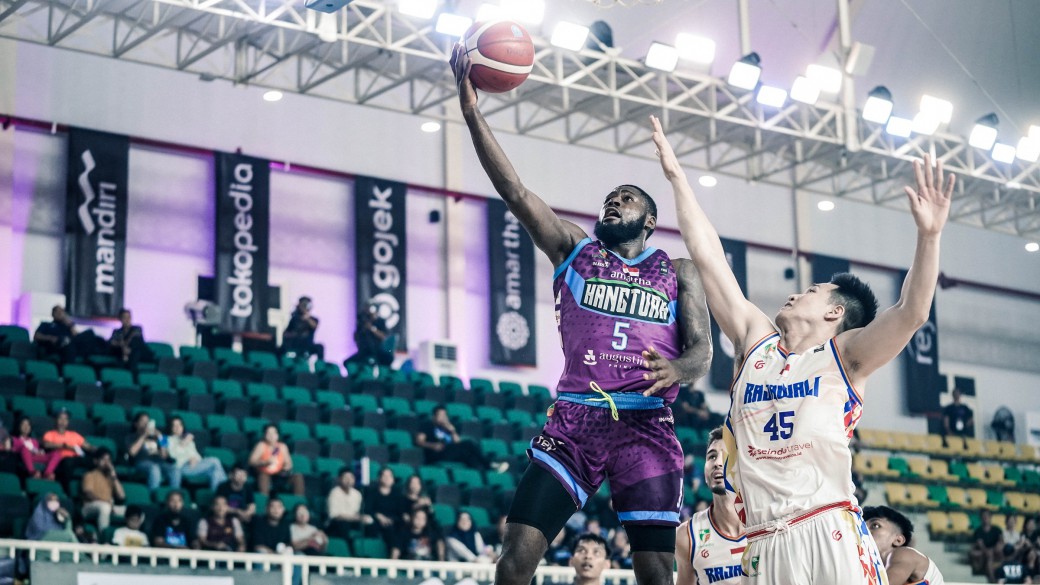 Hangtuah Mencoba Lepas Dari Cengkeraman Rajawali - IBL