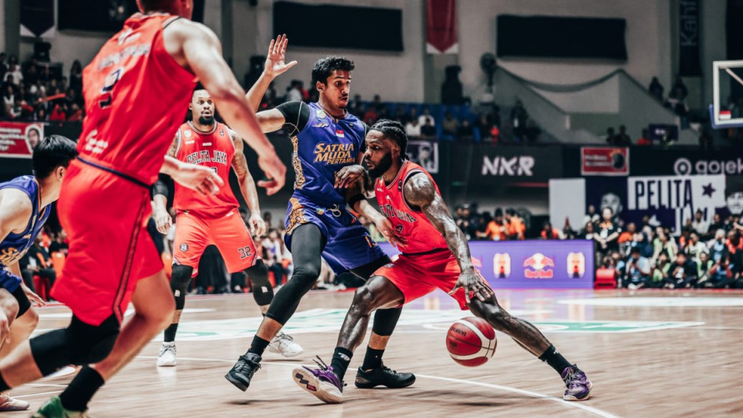 Pelita Jaya dan Satria Muda Hanya Berjarak Tiga Angka di First-Half - IBL